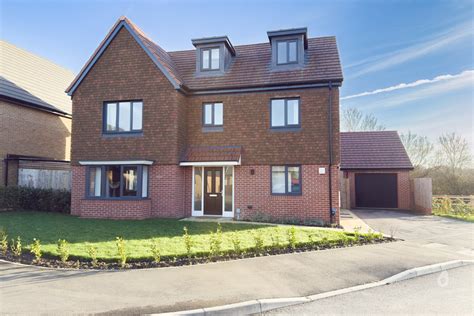 5 Bed Detached House For Sale In Bracknell Ref 618859