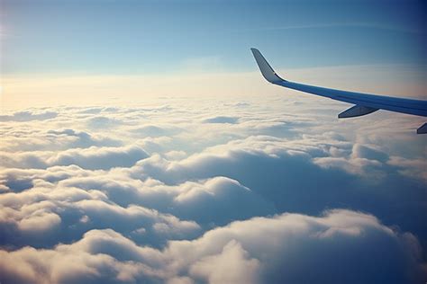 구름 위로 날아가는 비행기 사진 고해상 구름 국내 배경 일러스트 및 사진 무료 다운로드 Pngtree