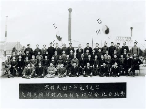 준형 106년 전 오늘 흩어진 민족의 뜻을 모아 최초의 민주공화제 정부가 세워졌습니다 그 역사 속엔 평범한 이들의 비범한 용기가 있었습니다 죽은 자가 산 자를