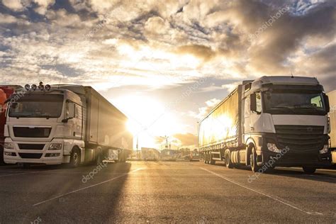 Camiones En Fila Con Contenedores En El Estacionamiento Log Stica Y 2024