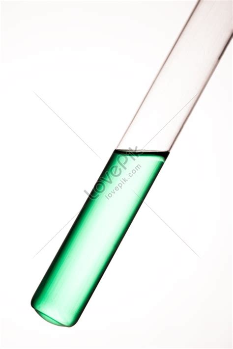 흰색 바탕에 실험실 유리 튜브에 녹색 액체 사진 무료 다운로드 Lovepik