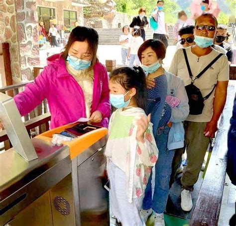 太行大峡谷国庆节第三天坚守岗位祝福祖国，用心服务接待游客！ 搜狐大视野 搜狐新闻