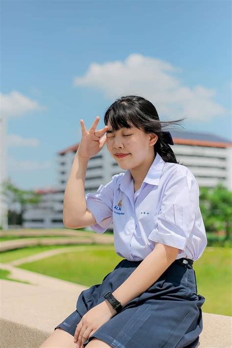 ปักพินโดย Urek Mazino ใน นักเรียน สาวม ปลาย