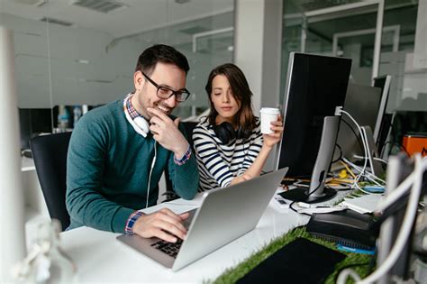 두 명의 웹 디자이너가 함께 프로젝트에서 사무실에서 작업 웹 디자이너에 대한 스톡 사진 및 기타 이미지 웹 디자이너 It 전문가 It 지원 Istock