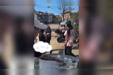 新郎：你们咋还没来啊，桌上那么多酒，我喝不下