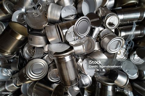 테이블에 가정에서 금속 주석 캔 및 항아리 쓰레기 알루미늄으로 만든 도시 홈 쓰레기 빈 사용 식품 및 음료 강철 포장 폐기물 및