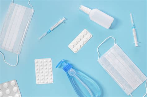 의료 키트 인플루엔자 또는 코로나바이러스의 예방 및 치료를 위한 수단 파란색 배경에 마스크 소독제 및 약물 0명에 대한 스톡
