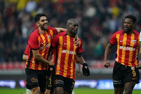 سوپر لیگ ترکیه برد کایسری‌اسپور در حضور علی کریمی فوتبالی