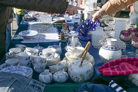 화창한 날에 중고 식기와 의상 손이있는 차고 판매 또는 벼룩 시장 마구간 선택 된 초점 벼룩 시장에 대한 스톡 사진 및 기타