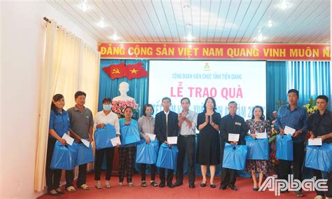 Trao Quà Tết Cho đoàn Viên Công Nhân Viên Chức Lao động Khó Khăn
