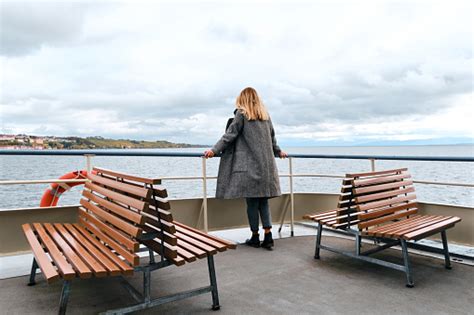 젊은 여자는 배를 타고 항해하고 바다 여행 여행과 휴가 개념을 즐기고 있다 배의 갑판에 소녀 개념에 대한 스톡 사진 및 기타 이미지 Istock