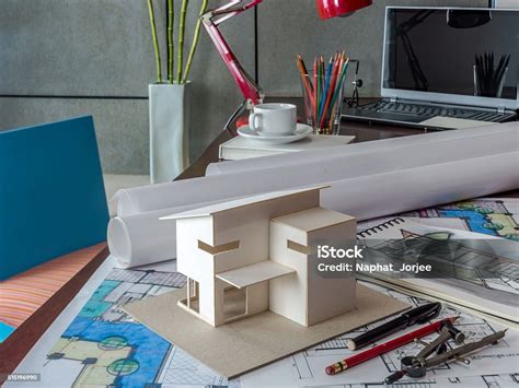 설계자 인테리어 디자이너 작업 영역 With 작은가 하우스 모델 Diy에 대한 스톡 사진 및 기타 이미지 Diy 건축 건축물 Istock