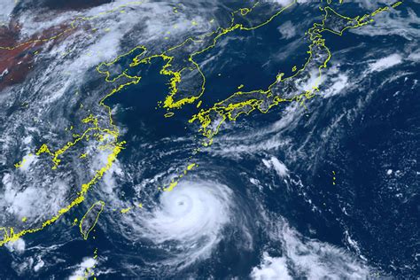 Powerful Typhoon Khanun Lashes Southwest Japanese Islands Grounding