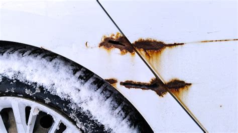 오래 된 흰색 자동차의 판금 부식 녹슨 지저분한 표면 그런 지 더러운 질감이 도로 염분에 손상 되어 있습니다 녹 배경입니다