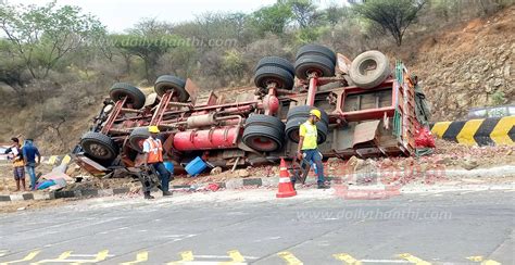 Accident தொப்பூர் கணவாயில்லாரி சரக்கு வேன் கவிழ்ந்து