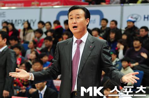 Mk포토 김진 감독 `이런걸 안잡아주면 어쩌라는거야` Mk스포츠