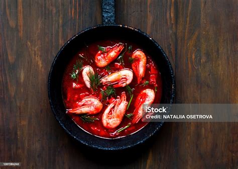 나무 배경에 토마토 소스에 팬에 새우 검역 중 뉴 올리언스 키친 또는 요리 음식 클로즈업 길거리 음식에 대한 스톡 사진 및 기타 이미지 Istock