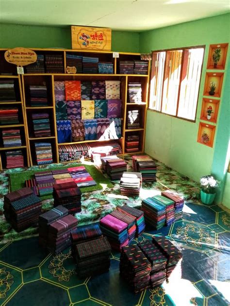 အိမ်ဆိုင် မြန်မာချည်ထည် Added A အိမ်ဆိုင် မြန်မာချည်ထည်