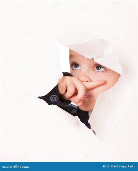 Schuldiges Schauendes Kind in Einem Loch Im Weißbuch Stockfoto Bild