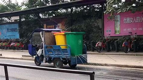 这是我见过最敷衍的洒水车还自带音乐看完太搞笑了 汽车 玩车 好看视频