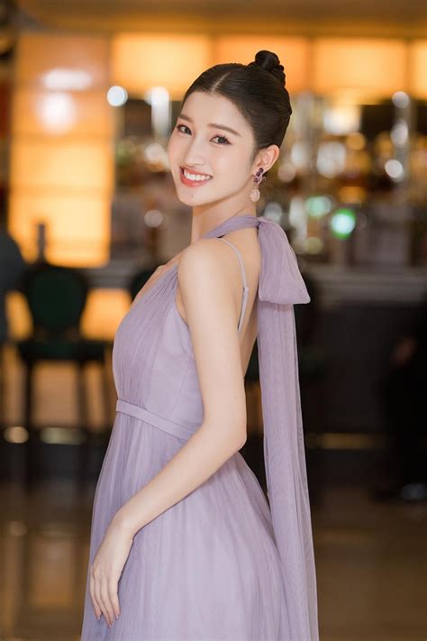 Đỗ Mỹ Linh Thuỳ Tiên Khoe Lưng Ong Sexy Khi Hội Ngộ Dàn Hậu đình đám ở Thủ đô