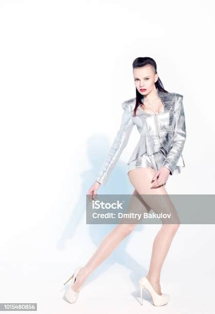 옆에 단계 아름 다운 젊은 모델 패션 옷 푸른 그림자와 함께 흰색 벽 앞에서 포즈 가냘픈에 대한 스톡 사진 및 기타 이미지 가냘픈 갈색 머리 계단 Istock
