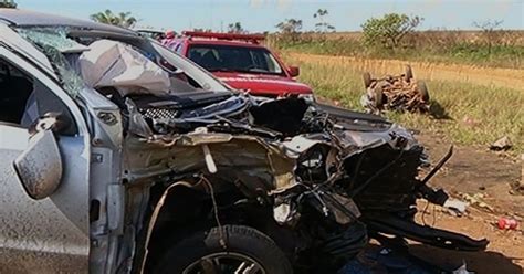 G1 Colisão frontal entre caminhontes mata dois motoristas em Goiás notícias em Goiás