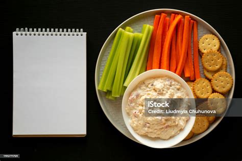 당근 셀러리 크래커 빈 메모장을 검은 배경 위에 얹은 홈메이드 피멘토 치즈 딥 평면 누워 오버 헤드 위에서 공간을 복사합니다 0명에 대한 스톡 사진 및 기타 이미지 Istock