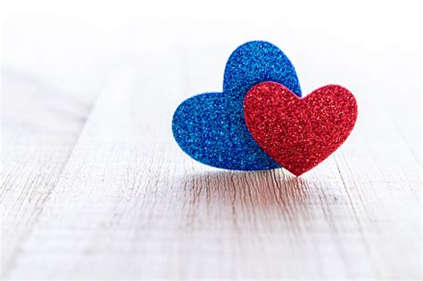 발렌타인 데이 최소한의 나무 배경에 빨간 사랑의 마음 촛불 상트 발렌타인 어머니의 날 생일 인사말 카드 초대 축하 개념 0명에