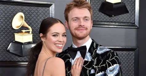 9 Cosas extrañas sobre Finneas el hombre detrás del éxito de Billie