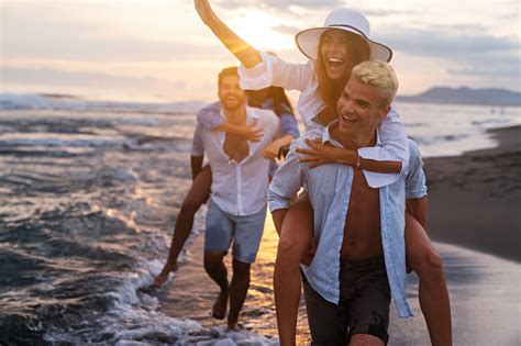 너무 기뻐하는 평온한 젊은이 친구 편승 기뻐 산책 모래 해변 밖에서 자유 시간 건강한 생활방식에 대한 스톡 사진 및 기타 이미지