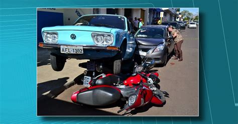G1 Veículo desgovernado bate em carro e em motos estacionadas assista notícias em Norte e