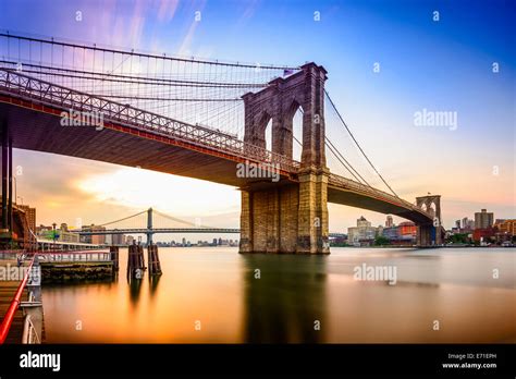 La città di New York Stati Uniti d America presso il Ponte di Brooklyn