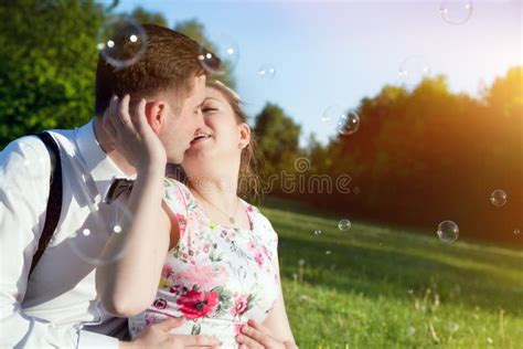 Couples Romantiques Dans Lamour Embrassant Tout En Se Trouvant Sur L