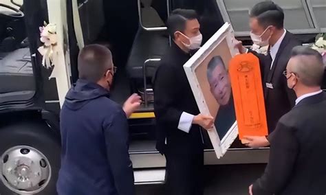 刘德华送父亲出殡！手捧遗照表情哀伤，11岁刘向蕙悲痛泪洒现场腾讯新闻