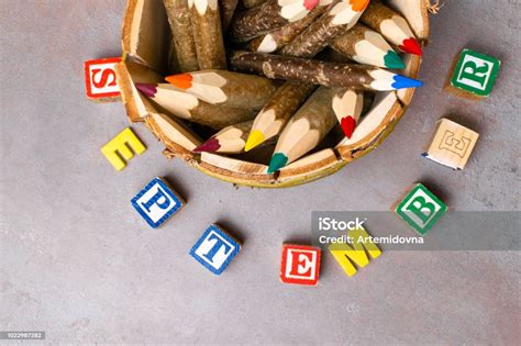 회색 배경에 나무 상자에 여러 연필입니다 9 월 첫 번째입니다 학교에가 서 9월에 대한 스톡 사진 및 기타 이미지 9월