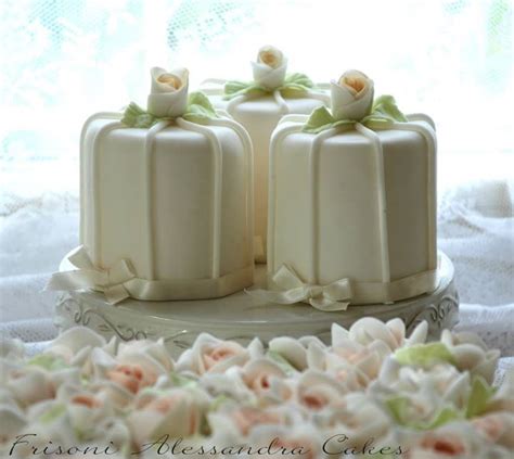 Rosebud Mini Cakes