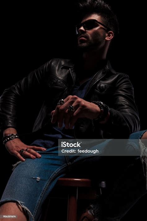 가죽 자 켓과 선글라스를 착용 하는 패션 남자 쪽으로 보이는 가죽에 대한 스톡 사진 및 기타 이미지 가죽 관능 그루터기 얼굴부위 털 Istock