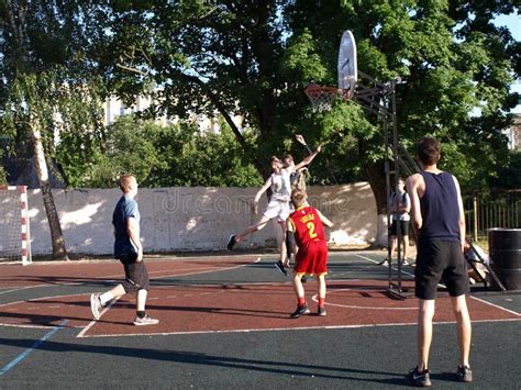 Juego De Baloncesto De Streetball Con Dos Jugadores Adolescentes