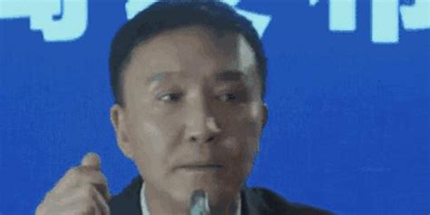 任性女司机阻碍执法并用身体冲撞民警 被行政拘留十日手机新浪网