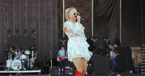 Dan Shay Surprise Hailey Whitters With Platinum Plaque For ‘everything She Aint