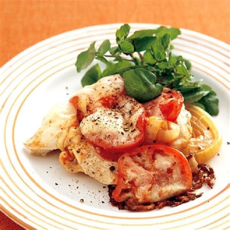とろ～りチーズでごちそう感アップ！ 重ねて焼くだけ「チキンのトマトチーズ焼き」 レタスクラブ