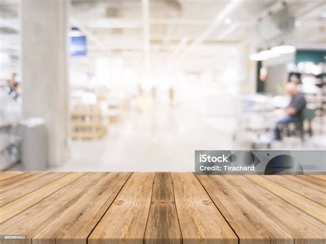 나무 보드 빈 테이블 쇼핑몰 배경 흐리게 백화점 배경에 관점 갈색 나무 테이블 흐림 디스플레이에 사용할 수 있습니다 또는 귀하의 제품을 몽타주 제품의 대 한 모의 갈색에