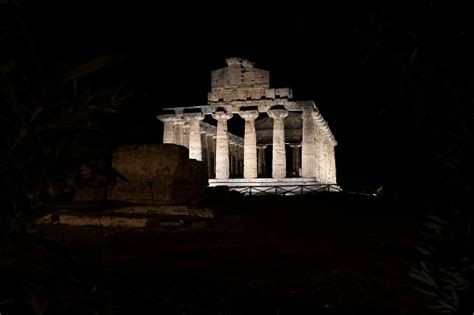 Paestum의 그리스 사원의 야경 콜로네이드와 주요 전선의 전망 0명에 대한 스톡 사진 및 기타 이미지 0명 건축