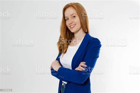 흰색 티셔츠와 흰색 배경에 고립 된 검은 가죽 재킷을 입은 여성 패션 의류 전면 보기에서 빨간 머리 소녀 빈 템플릿 여름 티셔츠