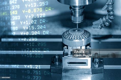 Cnc 밀링 기계와 금형 부품 절삭 G 코드 데이터의 추상 장면 Cnc 장치에 대한 스톡 사진 및 기타 이미지 Cnc 장치
