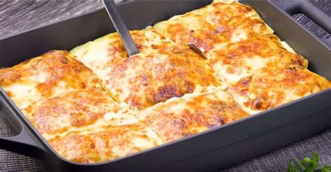 Os Crepes de frango gratinados esperam bem recheados Dá um grande