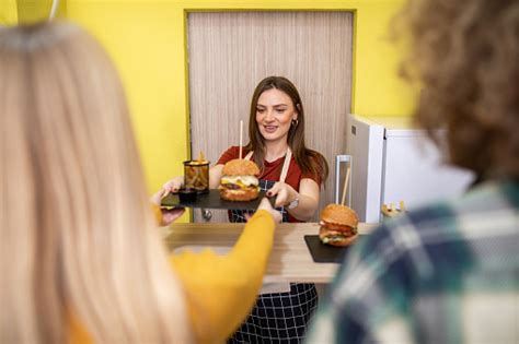 패스트 푸드 레스토랑에서 웨이트리스에서 햄버거를 복용 젊은 부부 25 29세에 대한 스톡 사진 및 기타 이미지 25 29세 30 34세 감자 요리 Istock