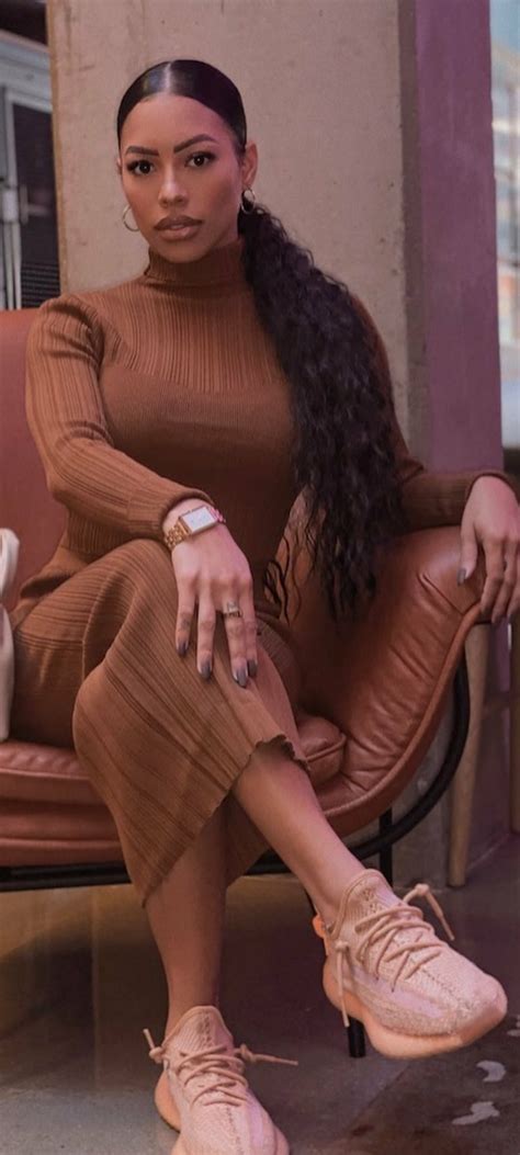 Alicia Wright Scrolller