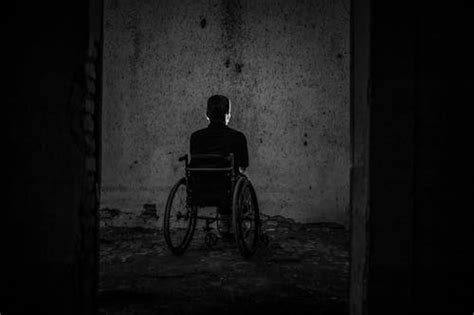휠체어에 앉아 남자의 회색조 사진 · 무료 스톡 사진